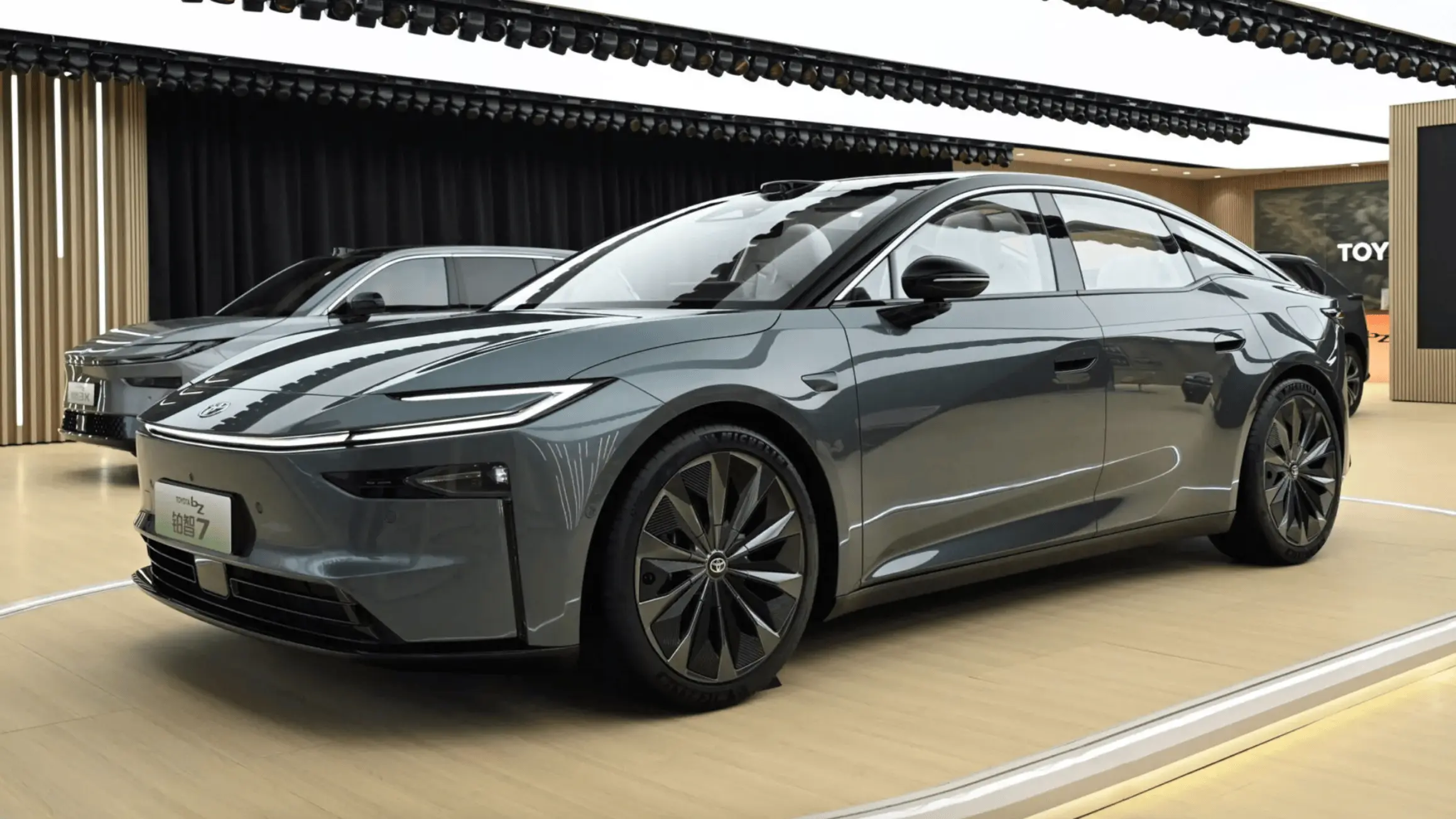 تويوتا bZ7 موديل 2026 تتحدى تيسلا موديل اس في فئة السيدان الكهربائية الفاخرة